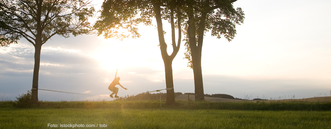 Slacklinen für Anfänger: Erste Schritte auf der Line